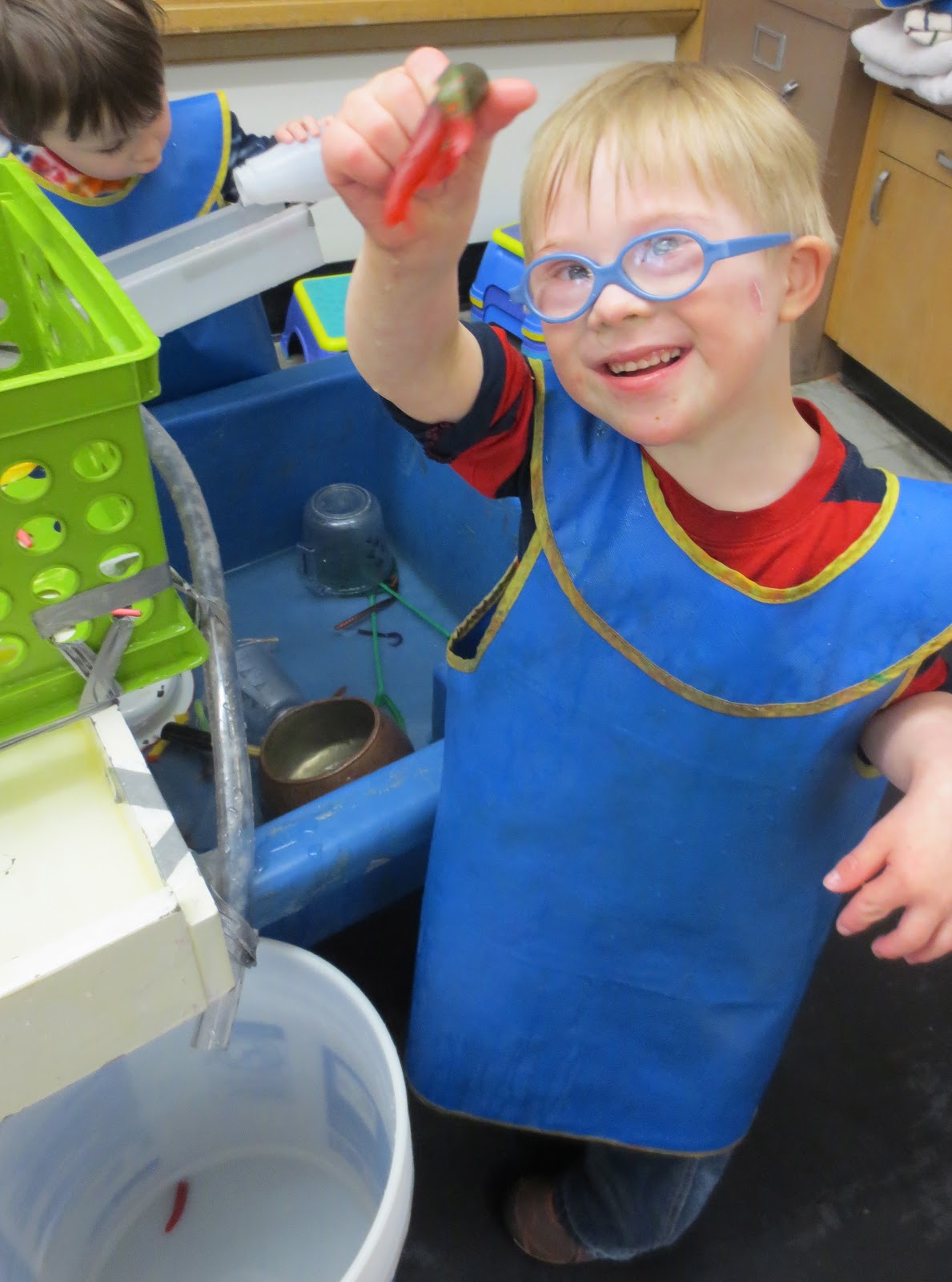 SAND AND WATER TABLES: WORM SLIDE - THE CHILDREN'S TURN