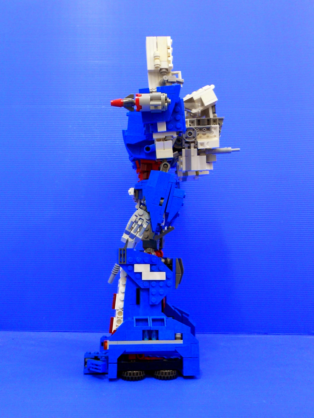 Alanyuppie's LEGO Transformers: LEGO Ultra magnus: Part 3 of 3 (Robot mode)