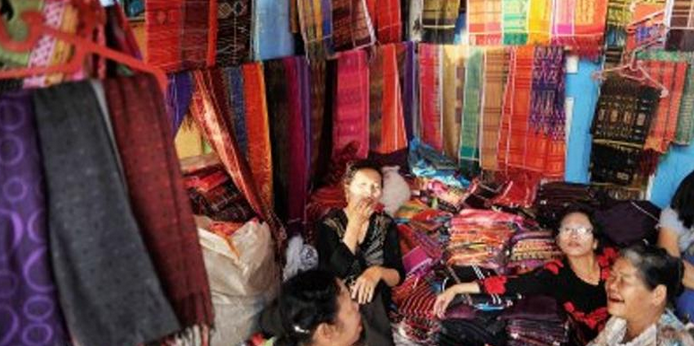 Kain Tenun Batak ( Ulos ) Diburu Wisatawan untuk Suvenir - KORAN ONLINE