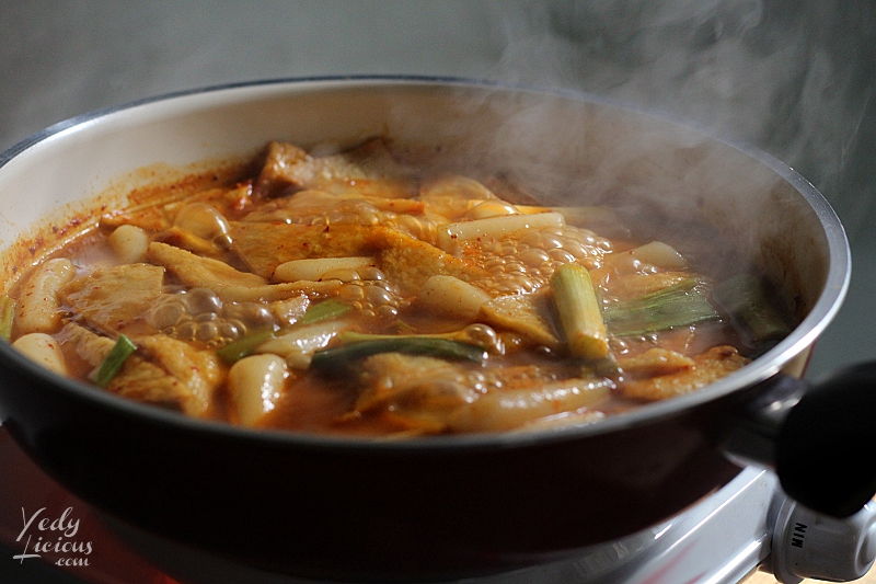 How To Cook Tteokbokki 떡볶이 [Toppokki / Dukbokki] Easy Korean Spicy Rice ...