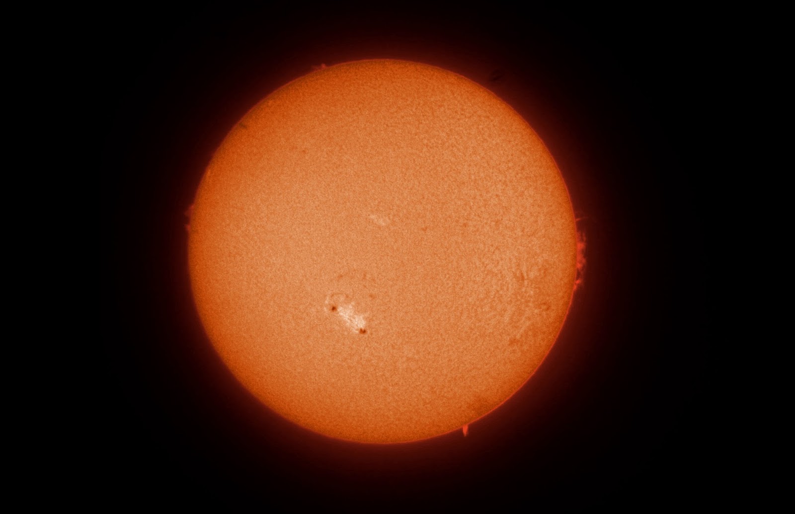 Sun in H-alpha and White Light on August 23rd, 2015 - AstroMadness.com