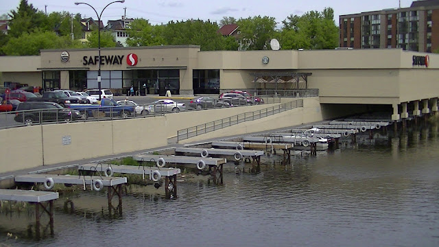 Pizza Hut has a dock for carry out on the lake : r/mildlyinteresting