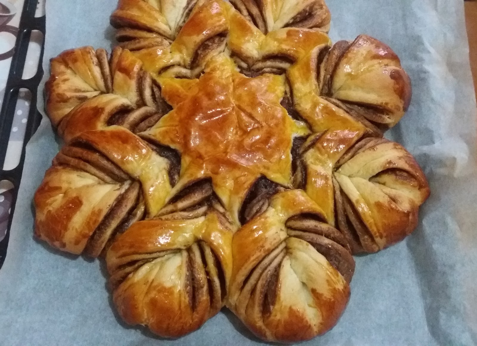 Arome si culori : Cozonac floare cu nutella