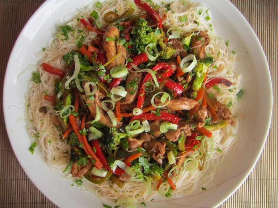 Fideos de arroz chinos con pollo y verduras | Cocina
