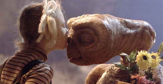 Movie Critic's Club: Flashback Friday: E.T. The Extra Terrestrial ...