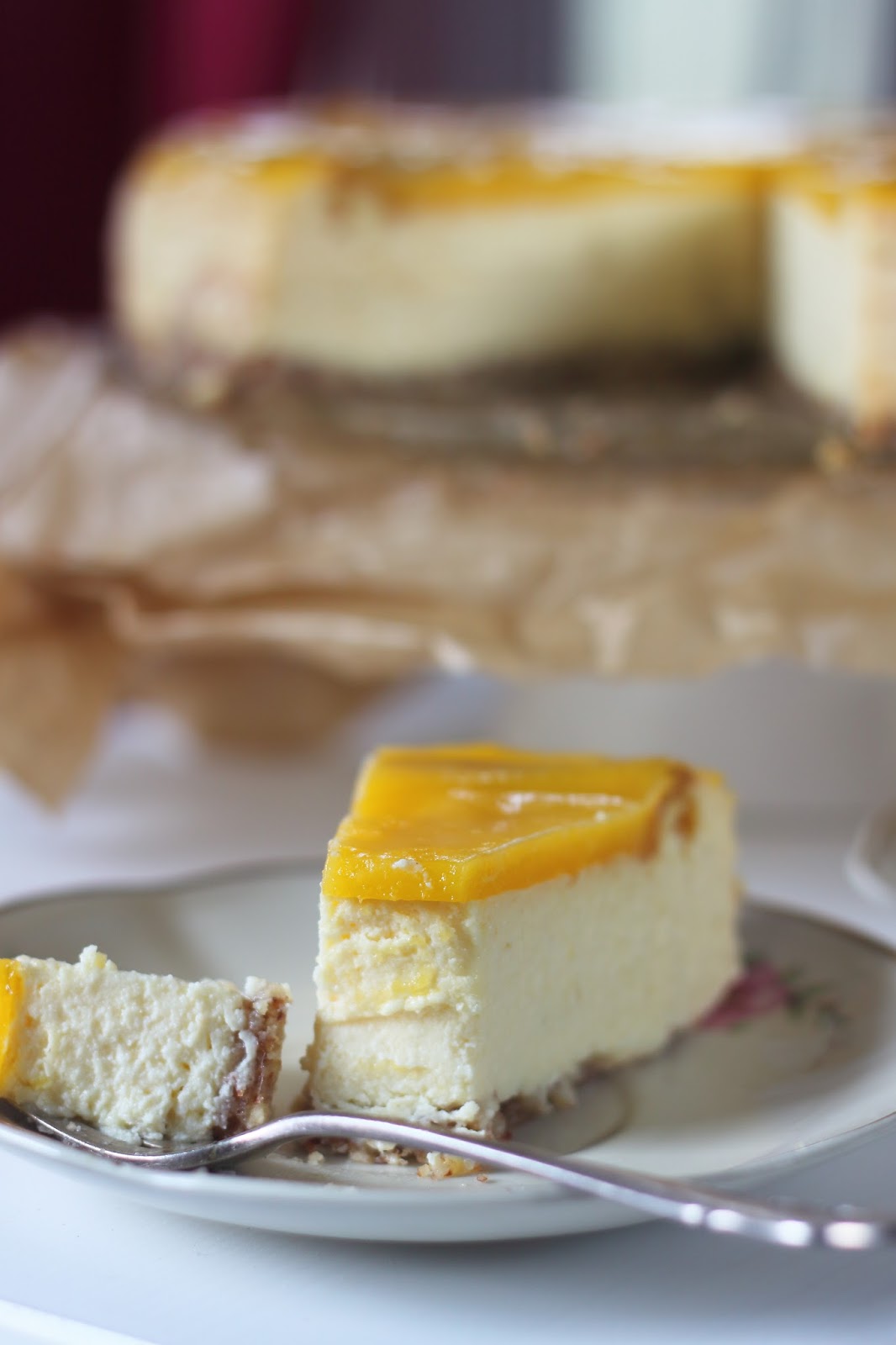 Sernik z mango na migdałowym spodzie