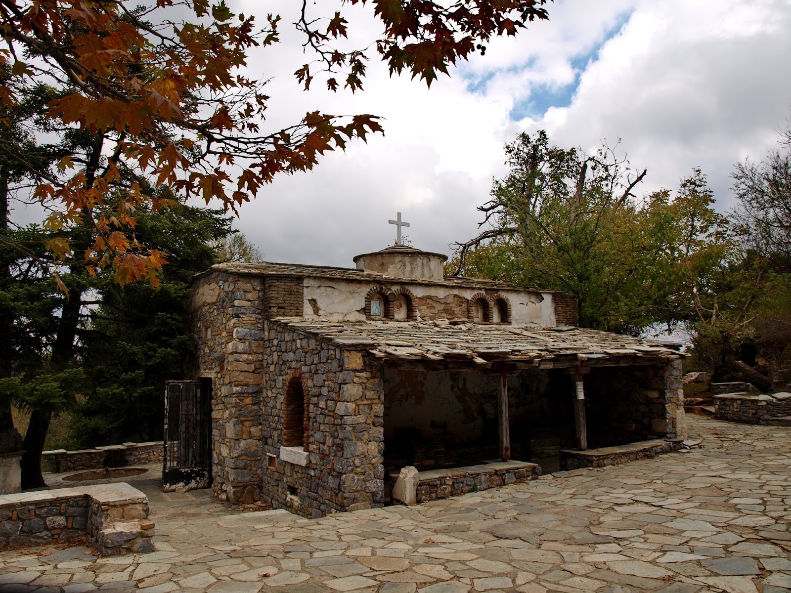 AMATEUR PHOTOGRAPHER: ΠΑΡΝΗΘΑ. Η ΜΟΛΑ (το εκκλησάκι του Αγ. Πέτρου )