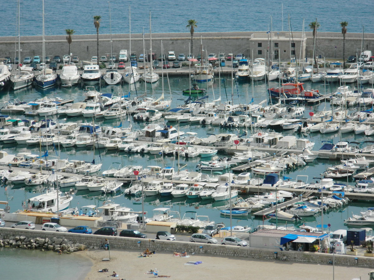 LA MULTI ANI, ROMANIA!: Porturi vazute de sus