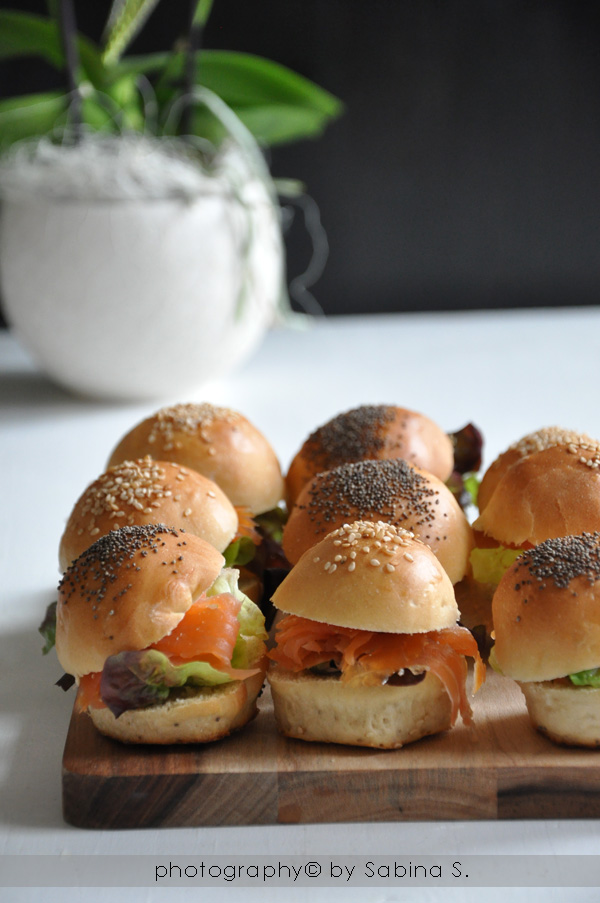 Due bionde in cucina: "Mini Burger Buns" panini mignon farciti al salmone