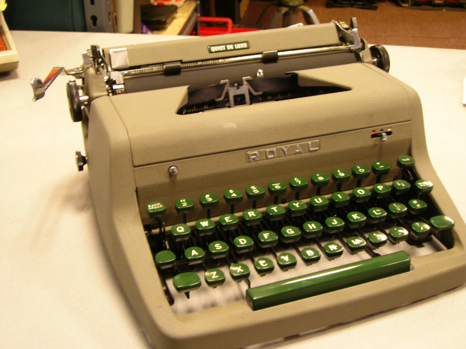 Life in a Typewriter Shop: Lots Of Typewriters Under the Tree