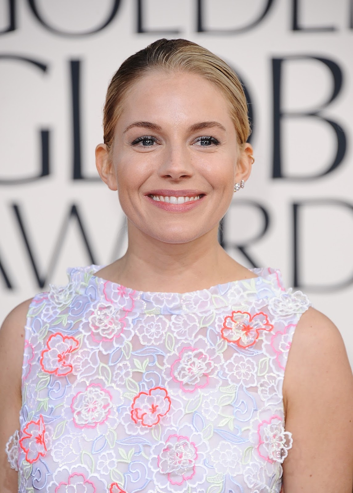 Sienna Miller Hollywood Actress Hd Wallpaper | HD Wallpapers (High ...