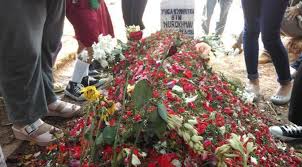 0331. MENABUR BUNGA PADA MAKAM