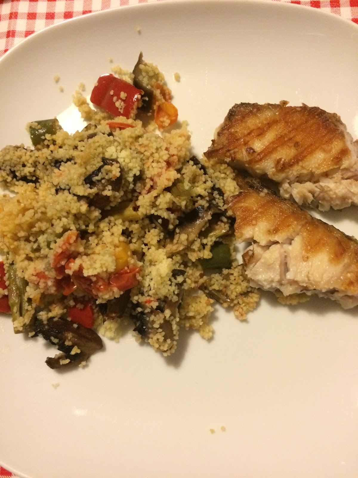 Há sempre qualquer coisa!: Couscous de legumes grelhados com perca grelhada