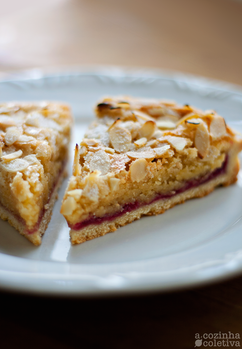 Torta de amêndoas italiana com geléia de groselhas