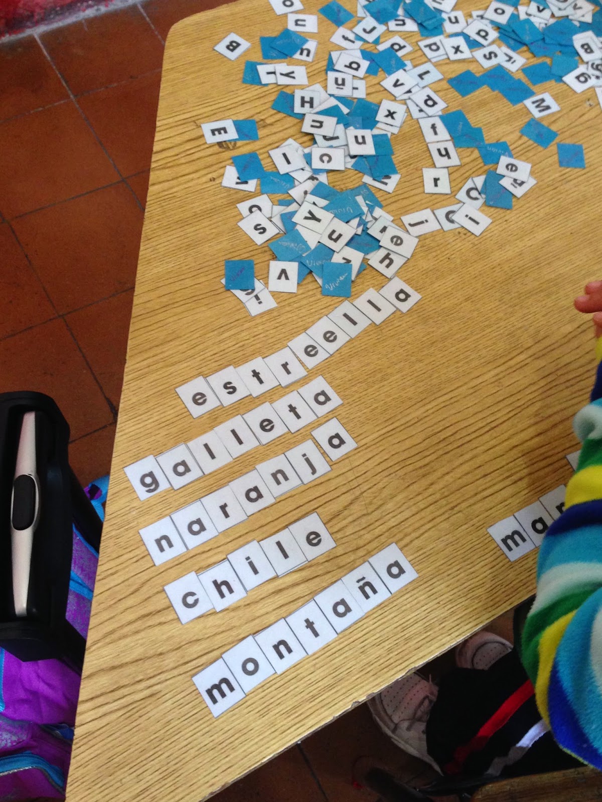 La Locura de Enseñar: JUGANDO CON EL ALFABETO MÓVIL