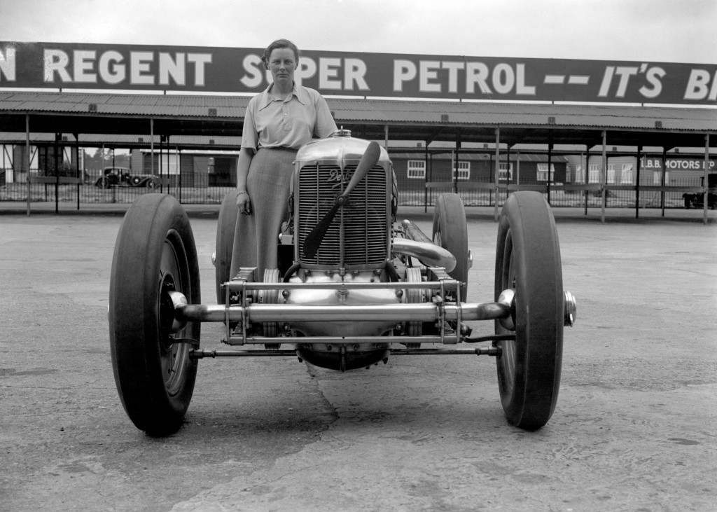 The Belles of Brooklands – 20 Fascinating Vintage Photos of Remarkable ...