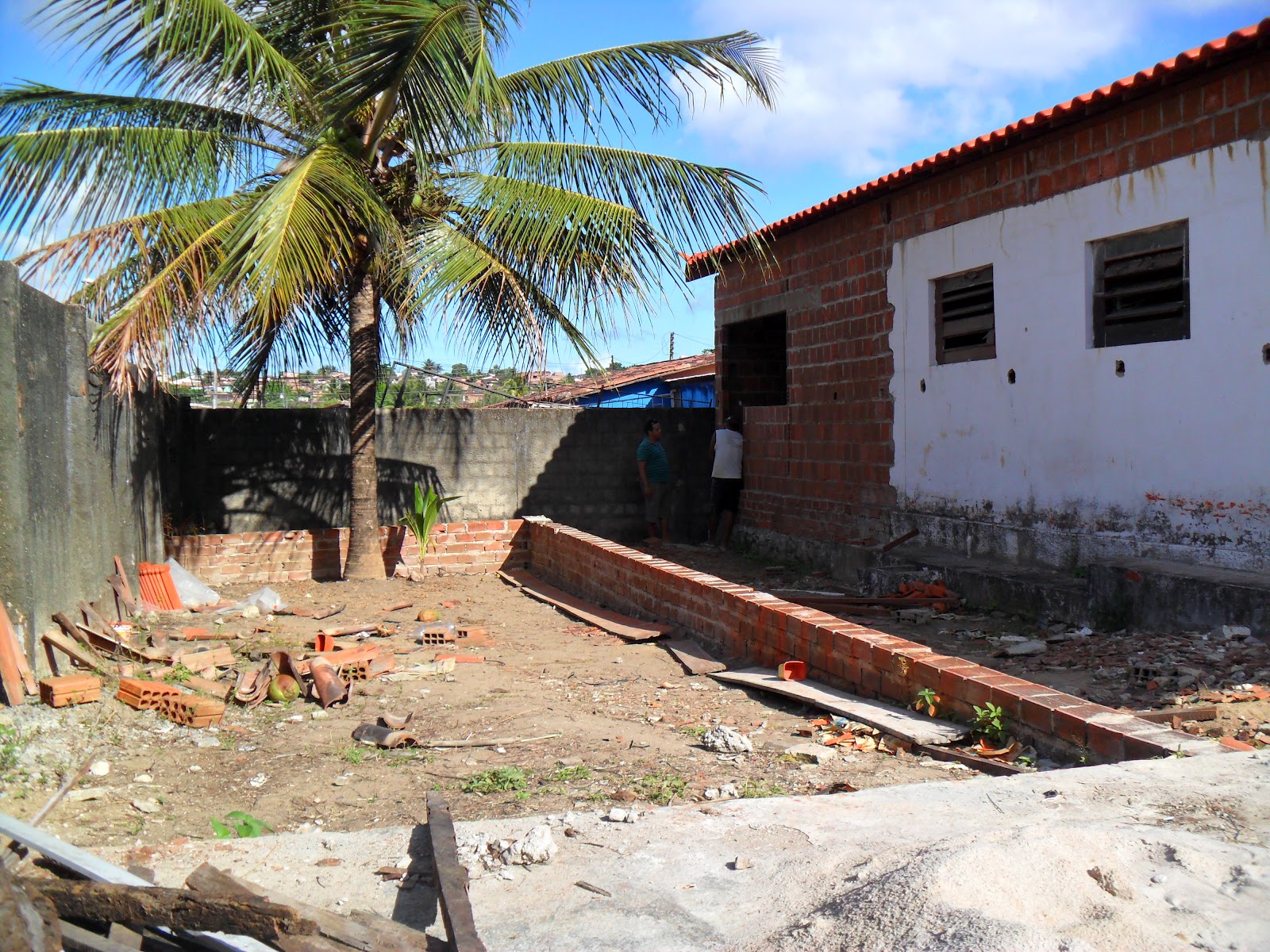 Reformando nossa casa...: Telhado e reboco pronto!