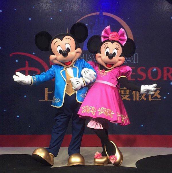 DISNEY KIND OF DAY: New look for Disney Park Characters Mickey and Minnie