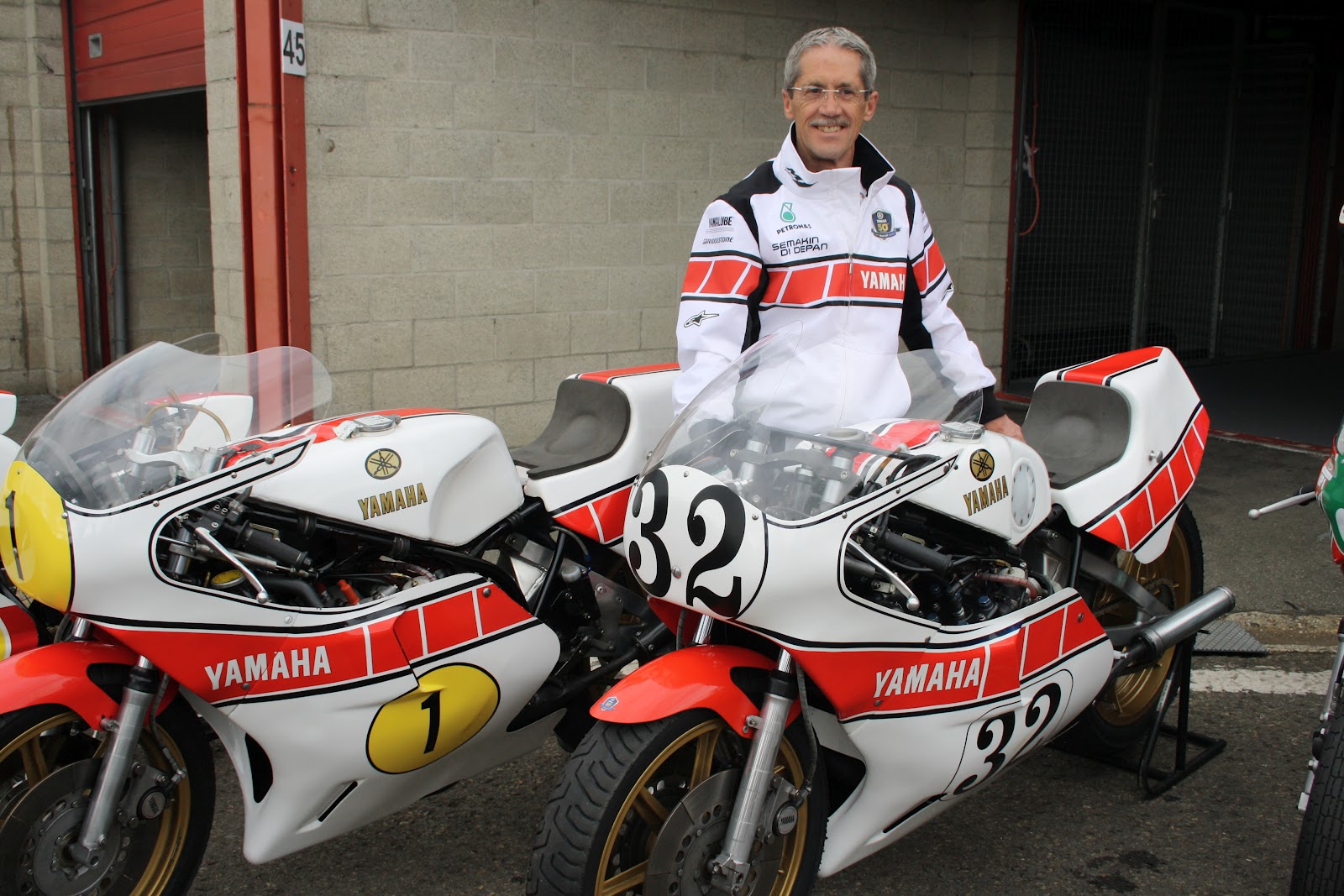 DUC53: STEVE BAKER COM A YAMAHA OW 31