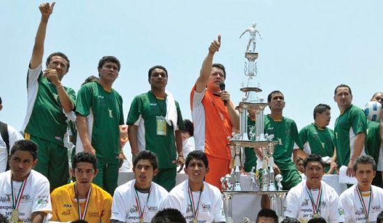 El desteñido futbol en el retiro; nostalgia por el balón
