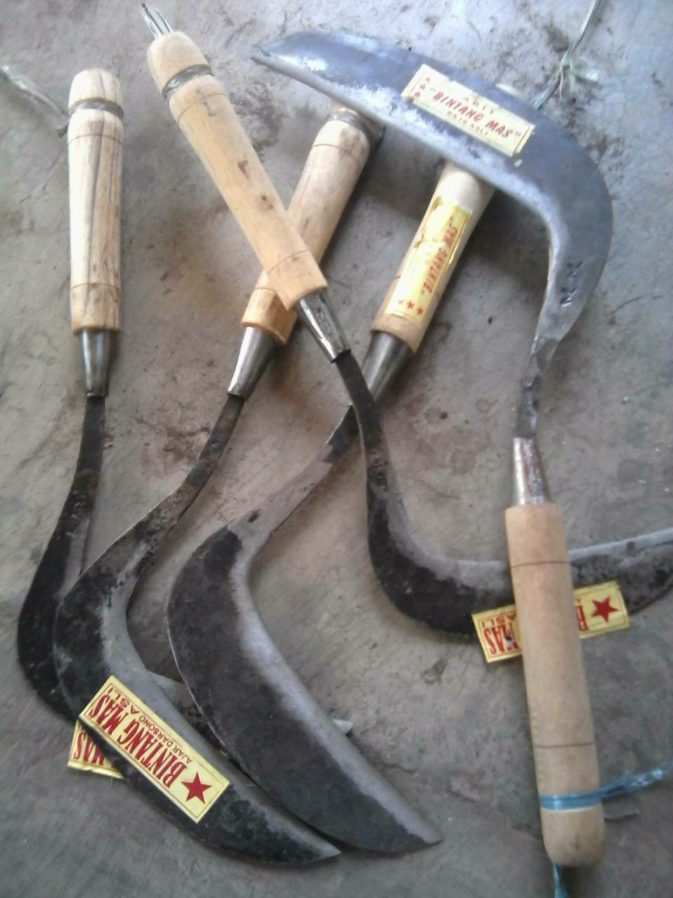 "Toko Aneka perkakas" alat2kebersihan,pertanian,alat tukang dan ...