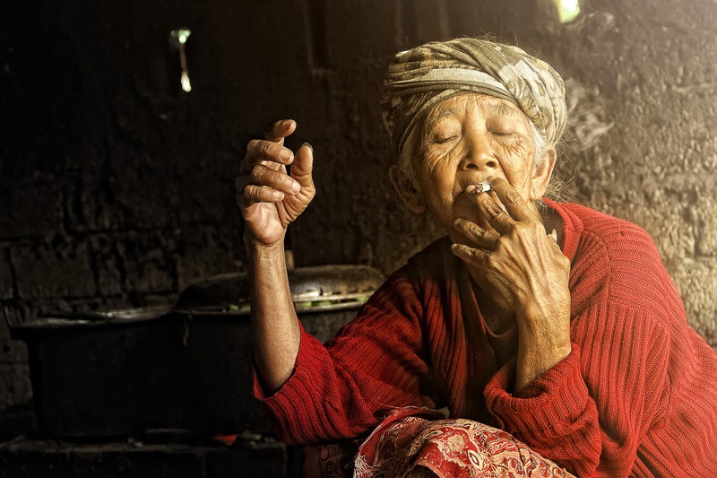 Wanita indonesia juga berhak Merokok - LINTANGBATAS MAGZ