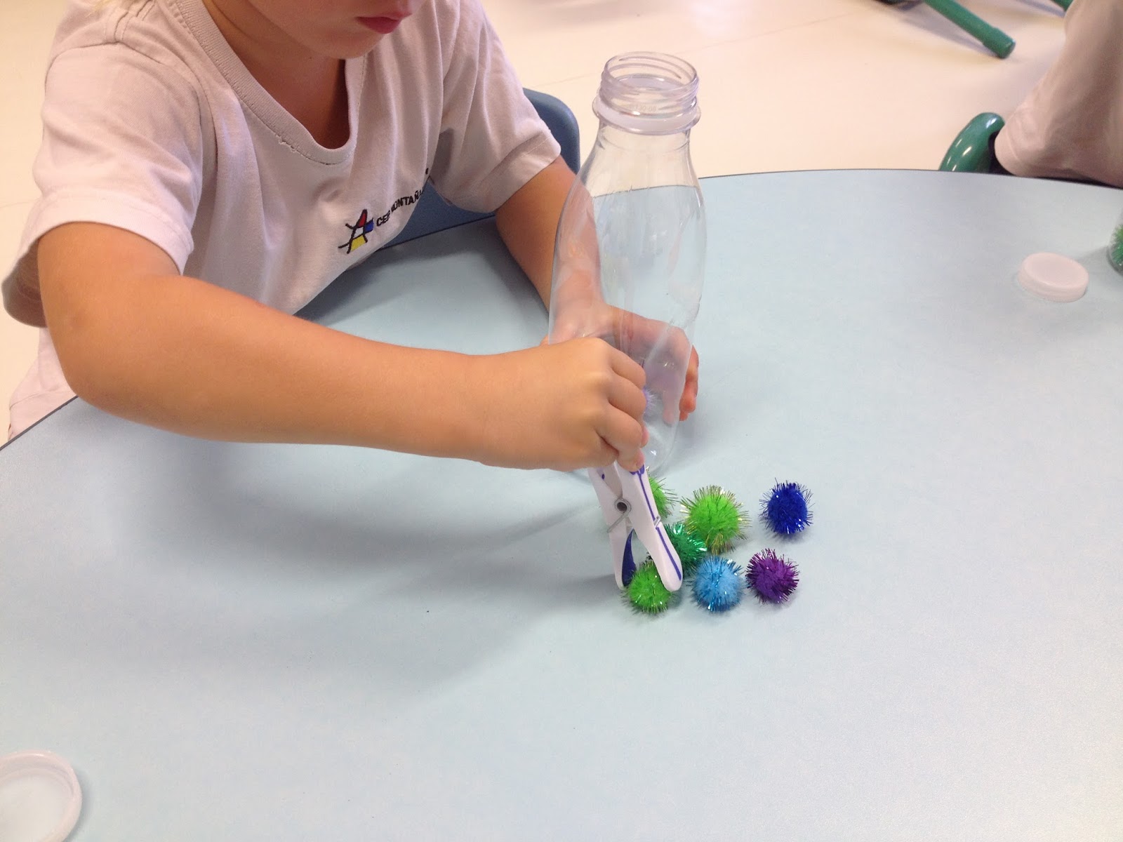 Pompones: juego de motricidad fina y pinza digital