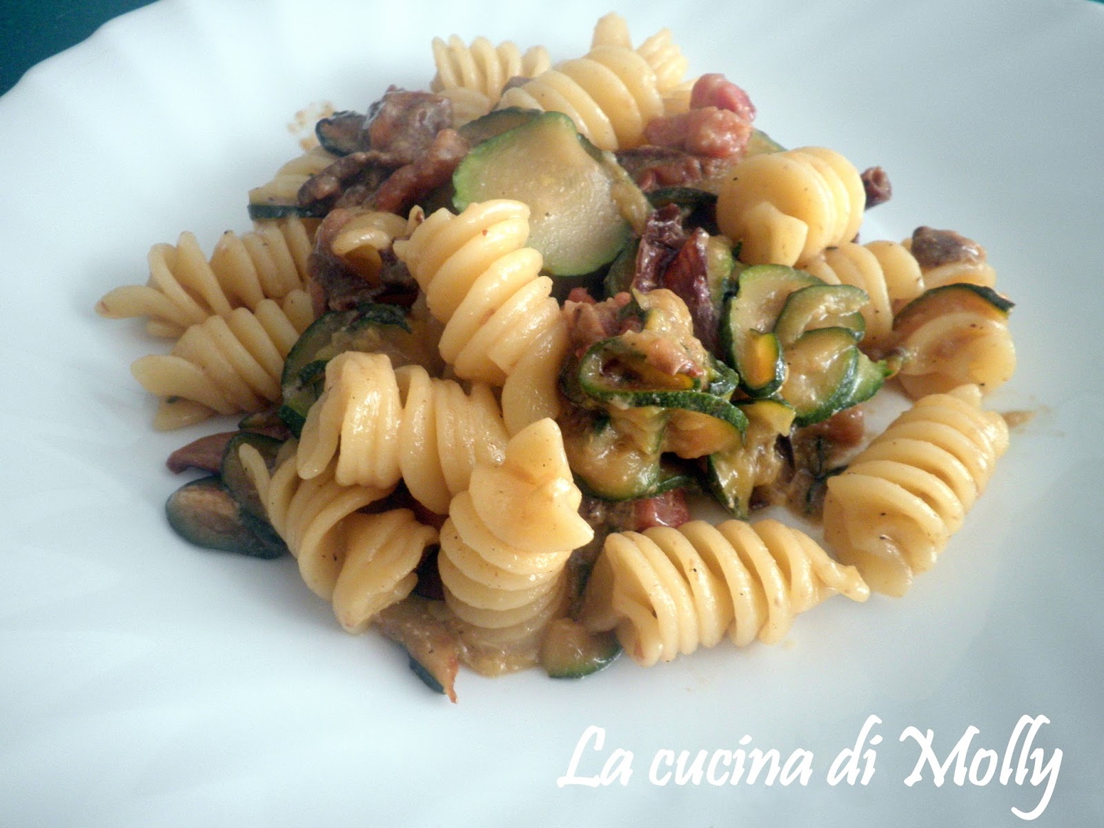 La cucina di Molly: FUSILLONI CON ZUCCHINE E PANCETTA AFFUMICATA
