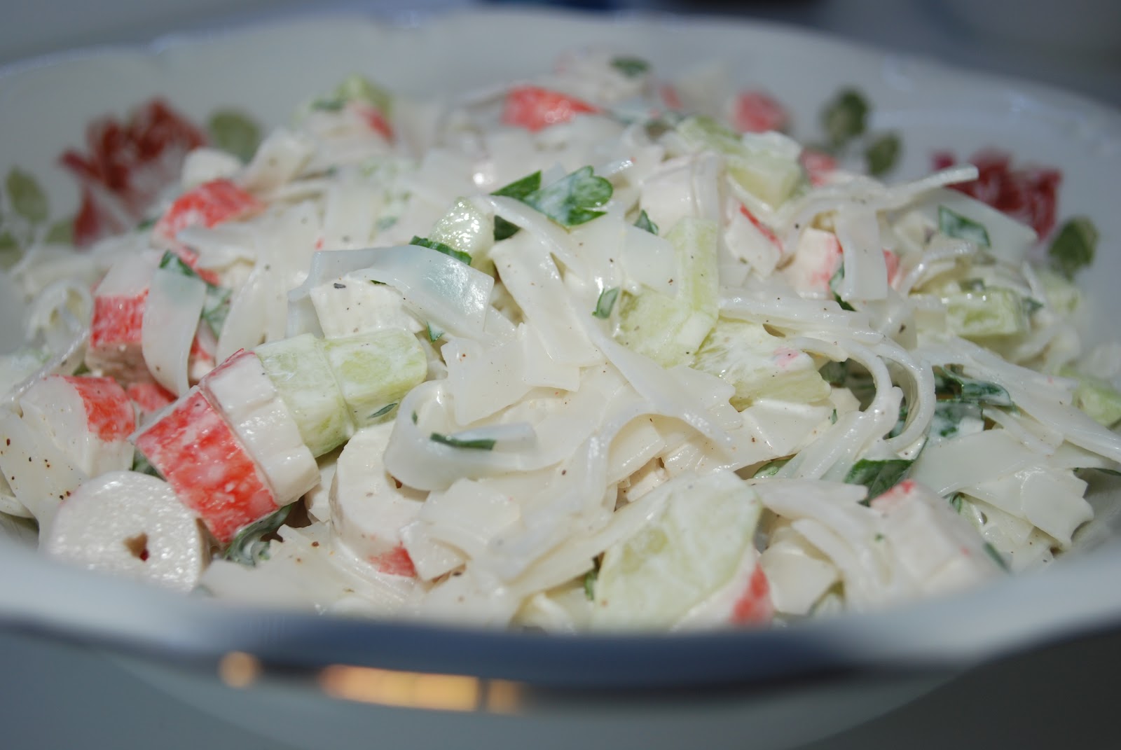 Napady Szalonego Kucharza: Sałatka makaronowa z surimi i ogórkiem