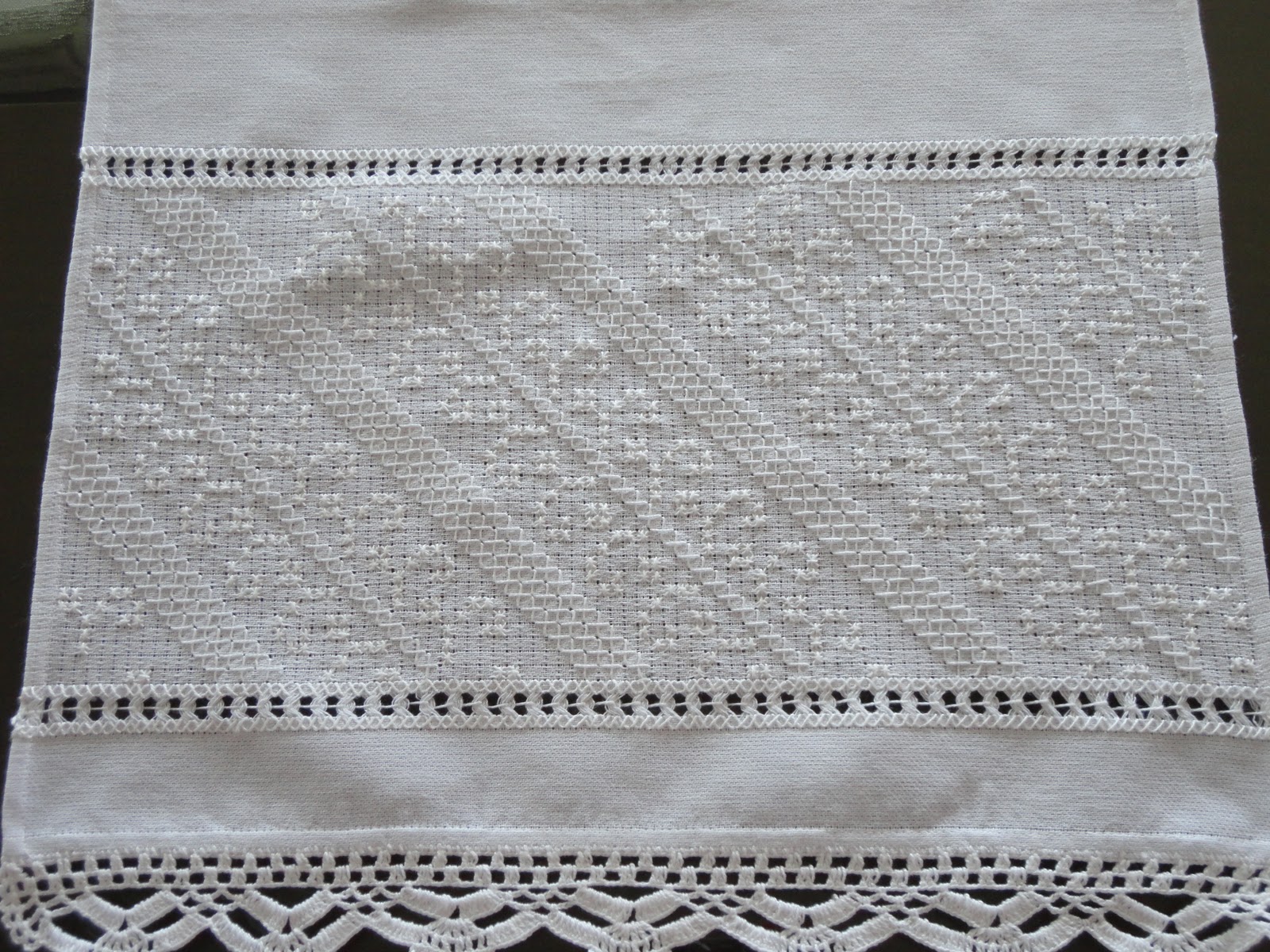 Bordados da Paula e da Emília: Um pano branco clássico