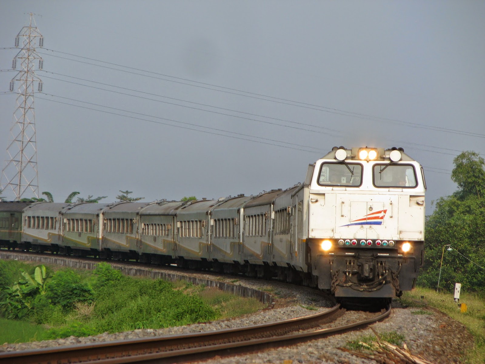 Kereta Api Indonesia: Rangkaian KA Bangunkarta Melintasi Tikungan ...