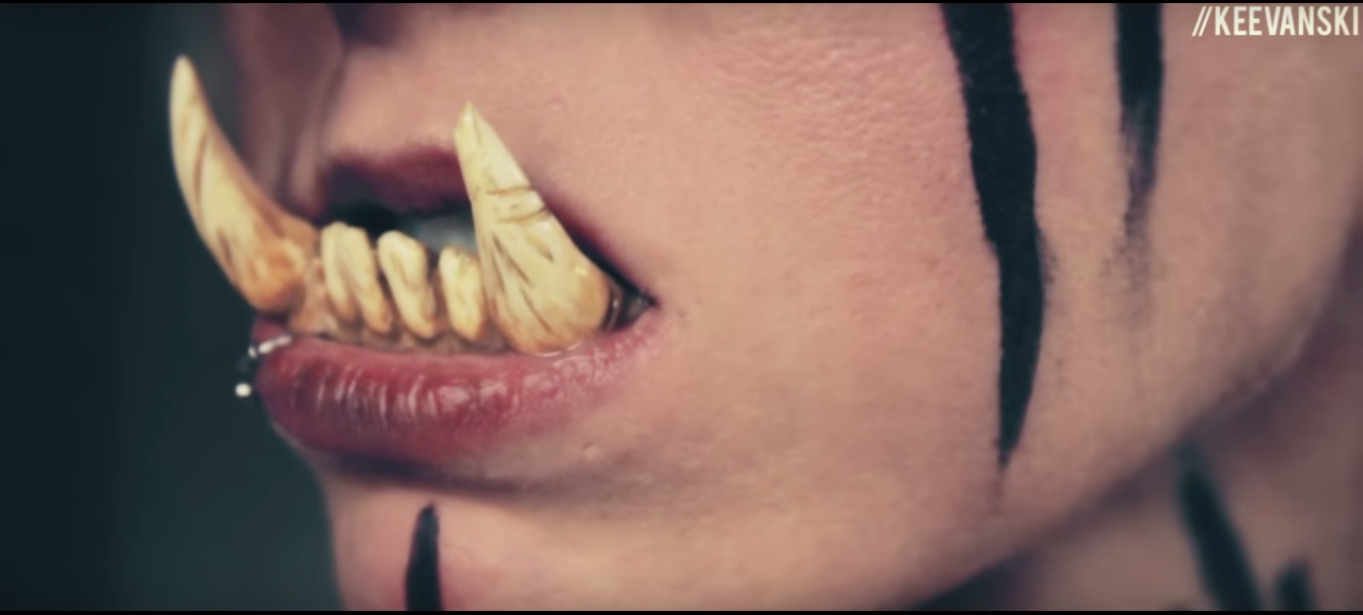 Cómo hacer una dentadura de colmillos falsa DIY