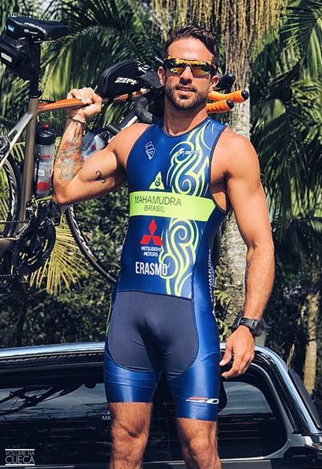 Erasmo Viana posa sem camisa e de sunga - Volume na Cueca