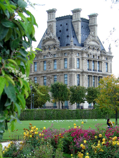 Musée du Louvre - Flowers in September!