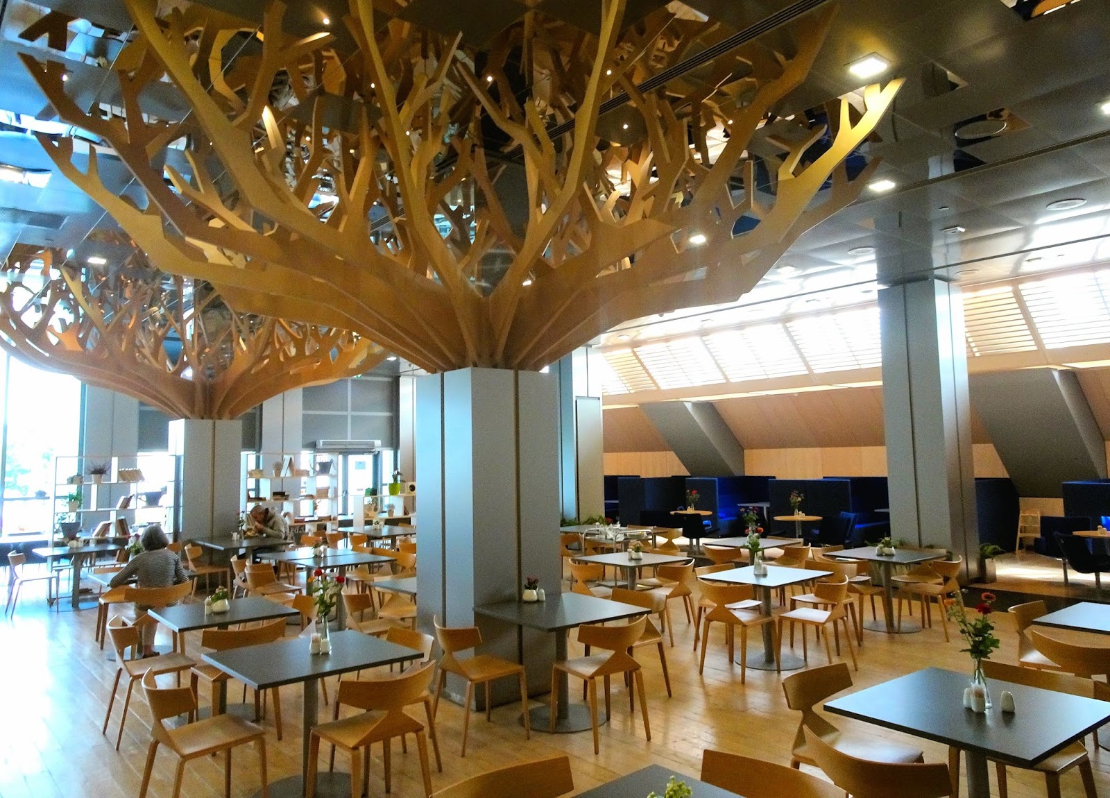 Femme au foyer: Gaismas Pils - the National Library of Latvia