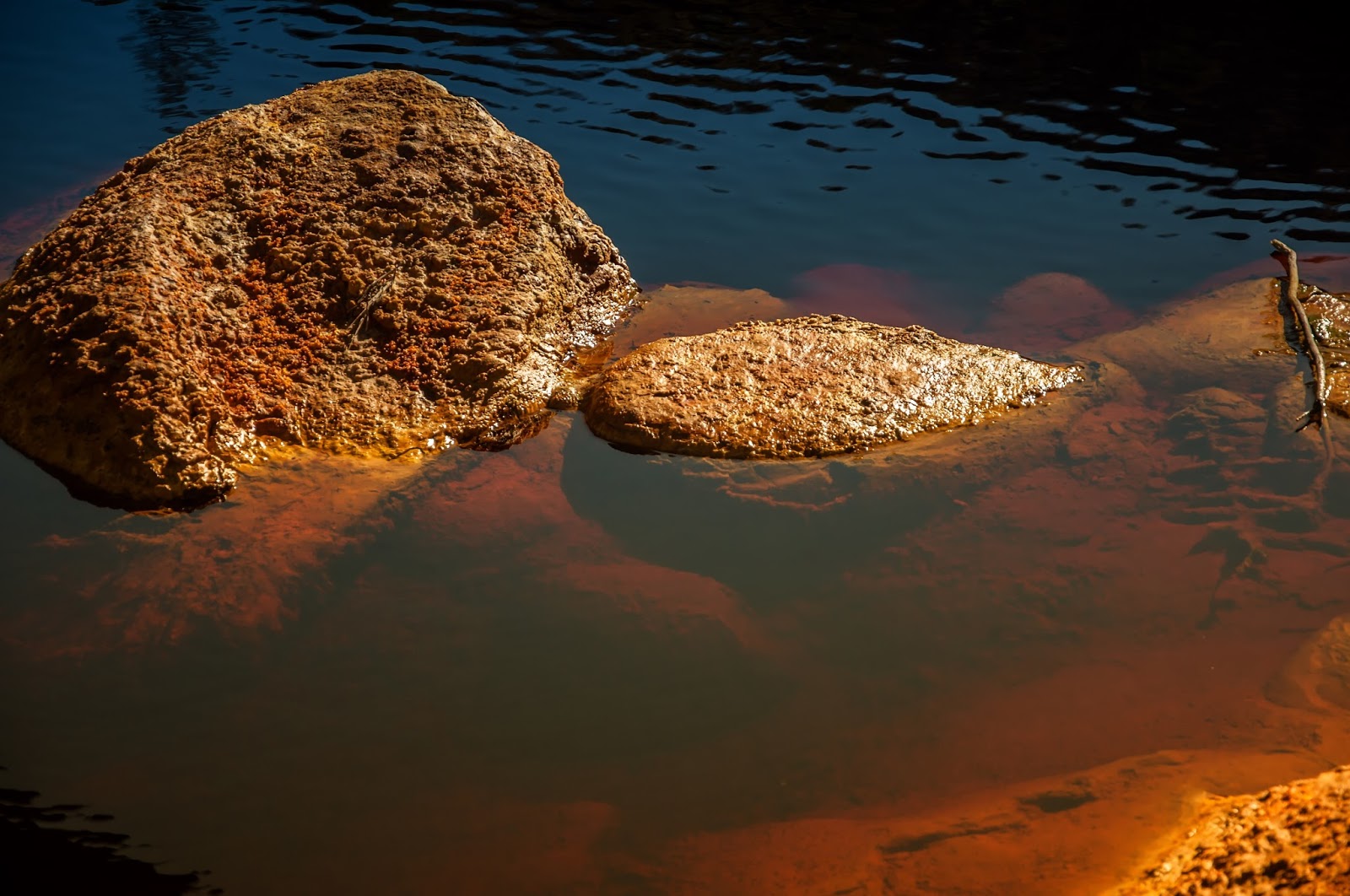 RIO TINTO: PIEDRAS DEL RÍO