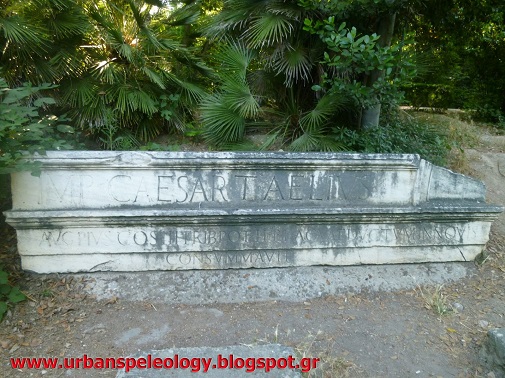 ΑΔΡΙΑΝΕΙΟΣ ΔΕΞΑΜΕΝΗ ΚΟΛΩΝΑΚΙΟΥ...ΜΟΝΑΔΙΚΕΣ ΦΩΤΟΓΡΑΦΙΕΣ - Triklopodia
