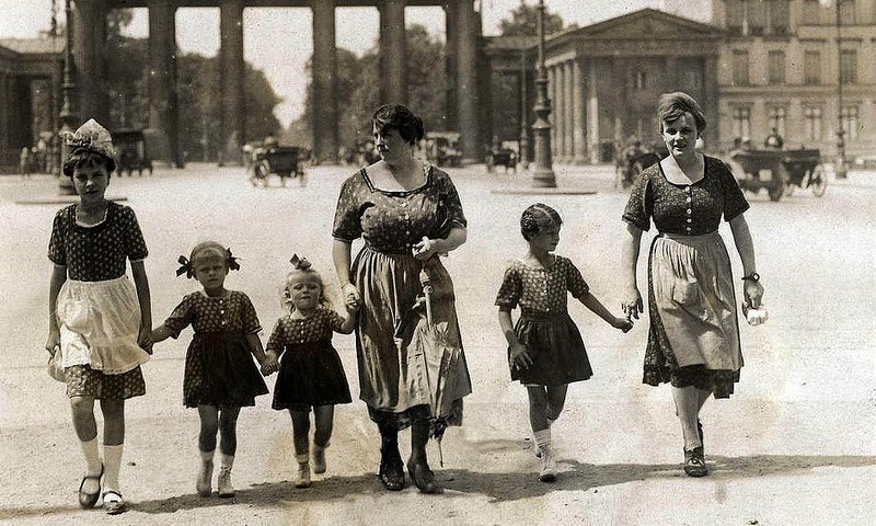 30 Vintage Photographs Captured Street Scenes of Berlin in the 1920s ...