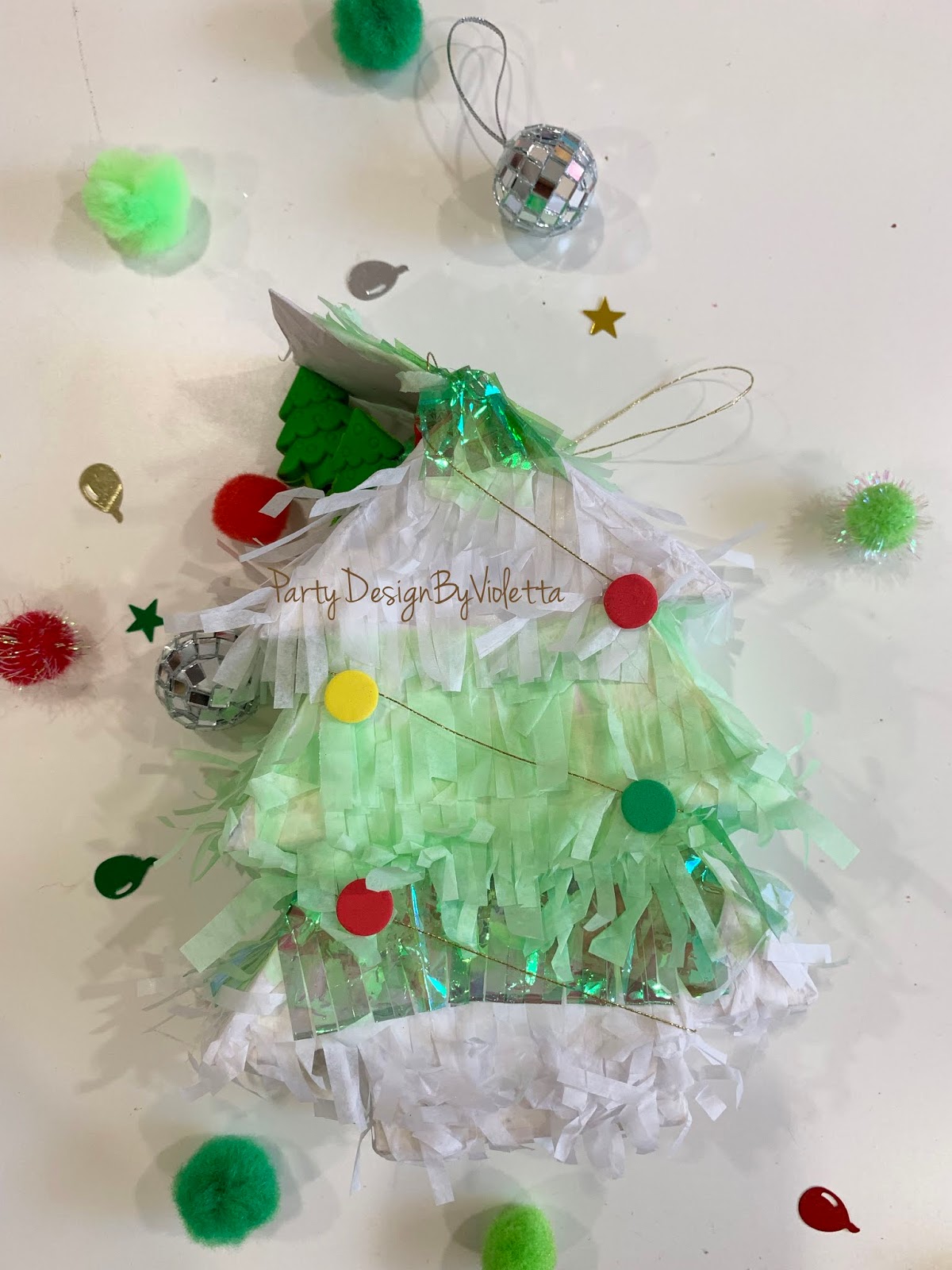 Mini piñatas for Christmas, a very festive set-up for the littles ones ...