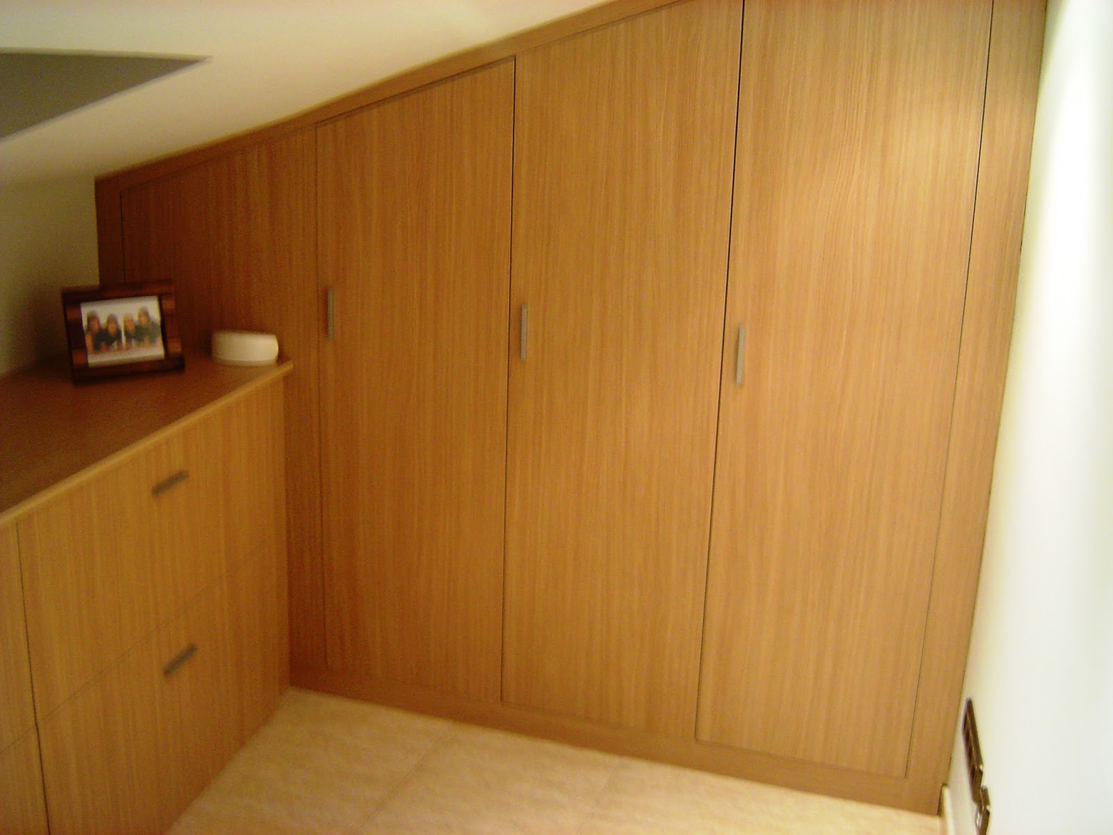 JD MOBILIARI: Armari a mida per Golfes de color Roure