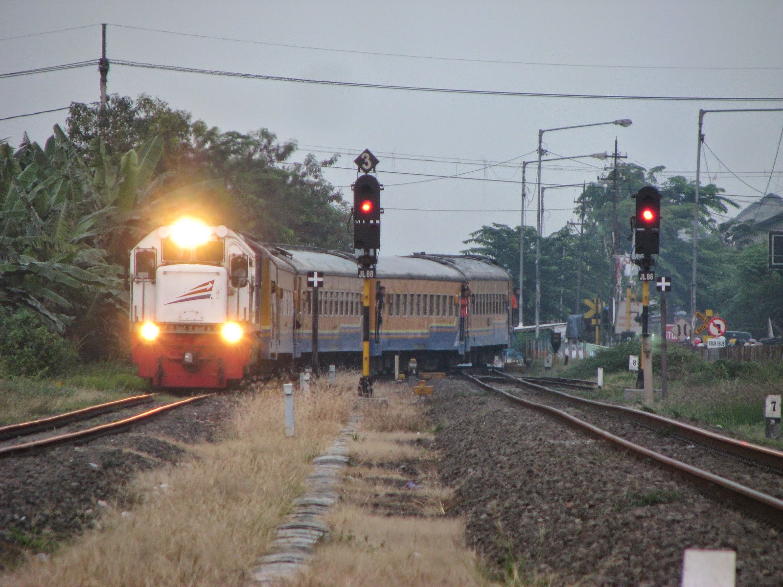 Kereta Api Indonesia: KRD Lokal Kertosono Memasuki Stasiun Krian Dengan ...