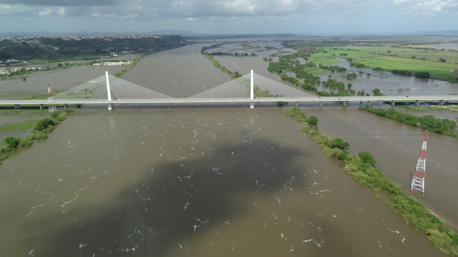 Vistas aéreas da cheia de 2013 – scalabis.net