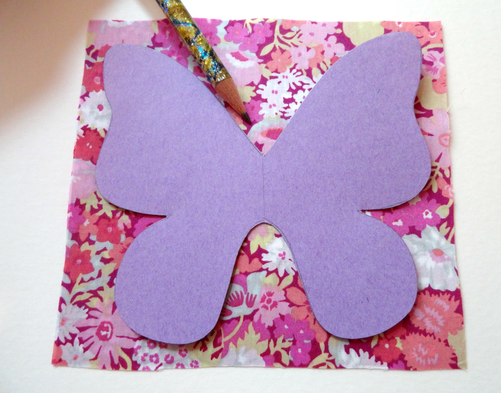 Libertylle: Papillon vole, tuto et patron inside