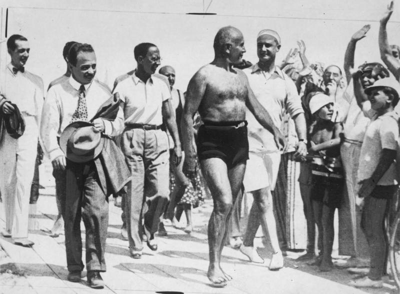 Benito Mussolini runs with his officers in full military regalia, 1938 ...