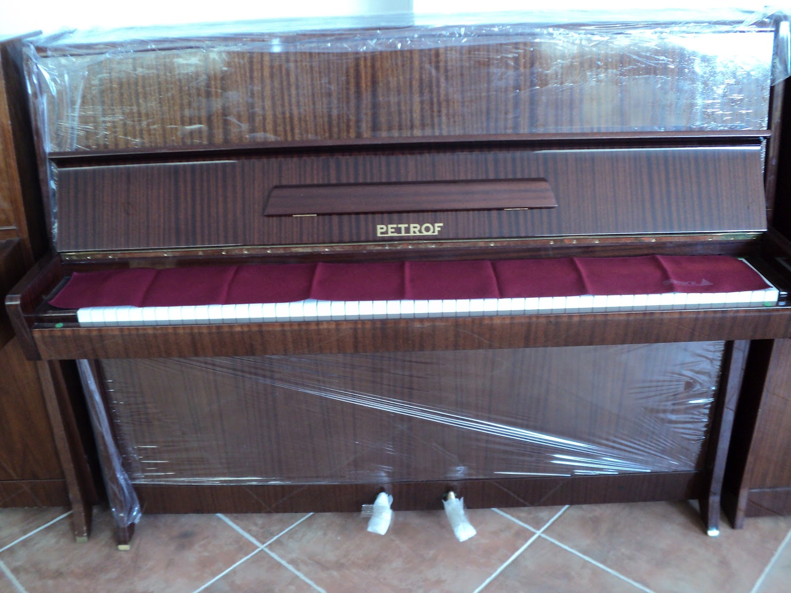 Instrumente muzikore & Piano: piano "PETROF"