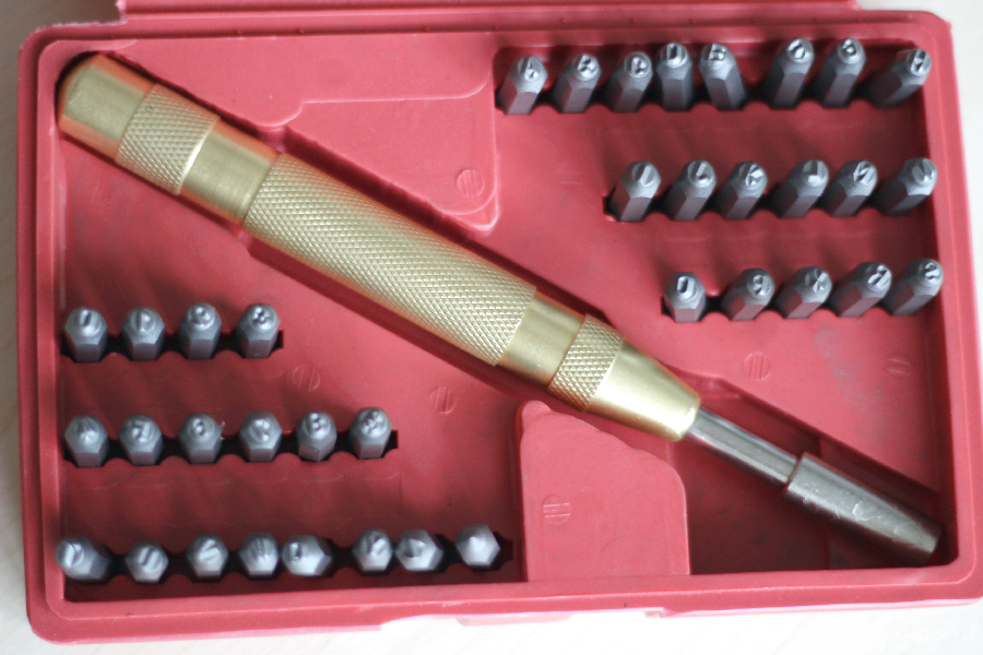 je m'appelle denise: new in; metalen slag letters