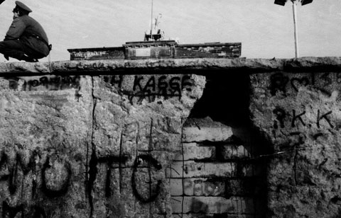 FLAME HISTORY: ΤΟ ΤΕΙΧΟΣ ΤΟΥ ΒΕΡΟΛΙΝΟΥ