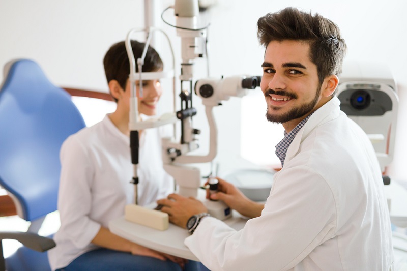 Aussie's Hub: Who is An Optometrist and Why Should You See Him?