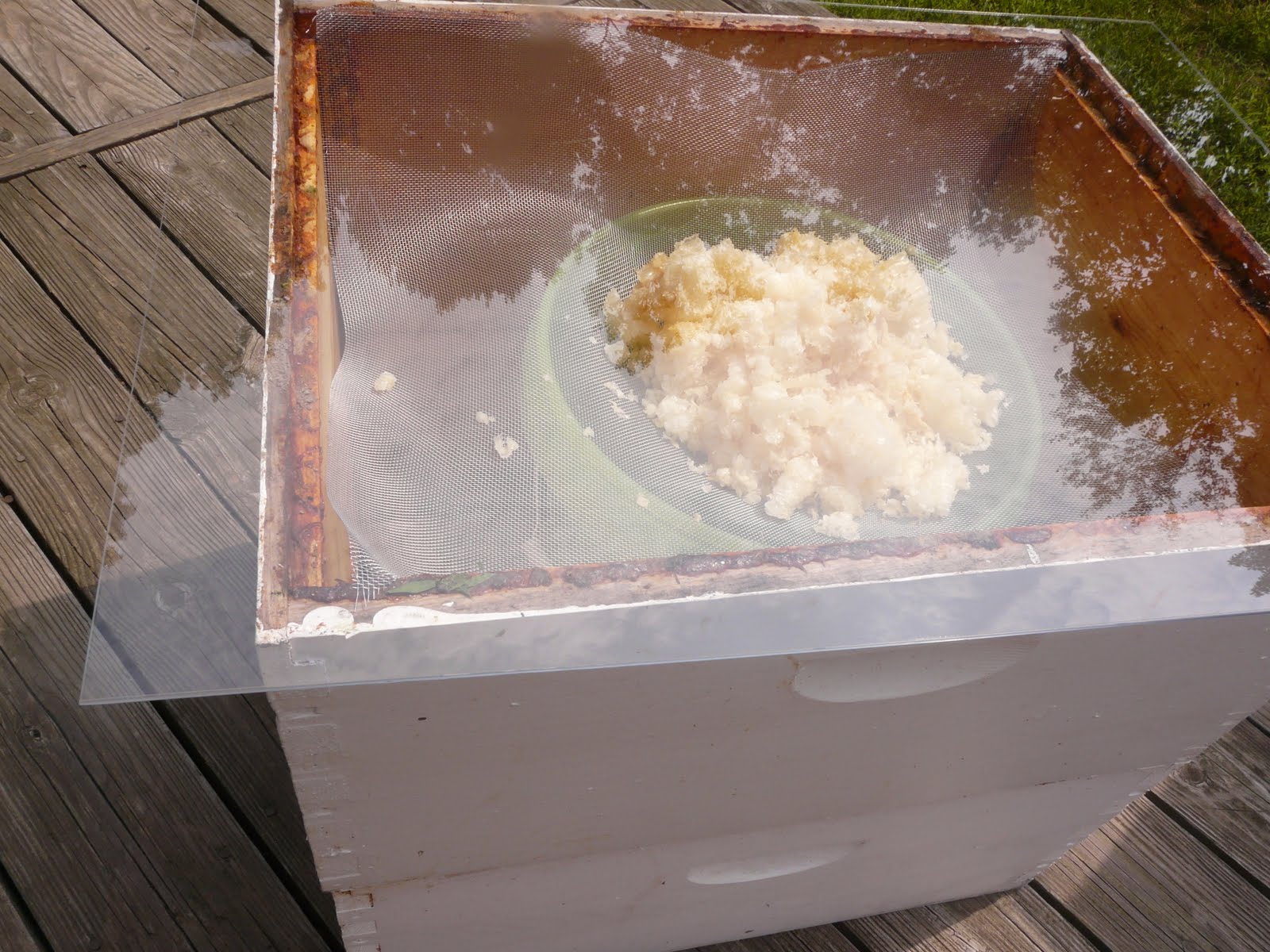 Beekeeper's Daughter: DIY Solar Powered Wax Melter