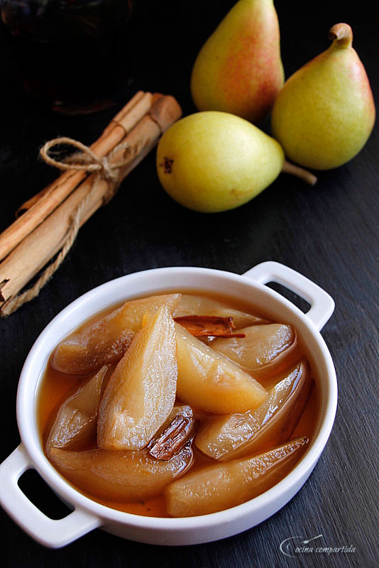 Peras al vino moscatel dulce con aroma de canela